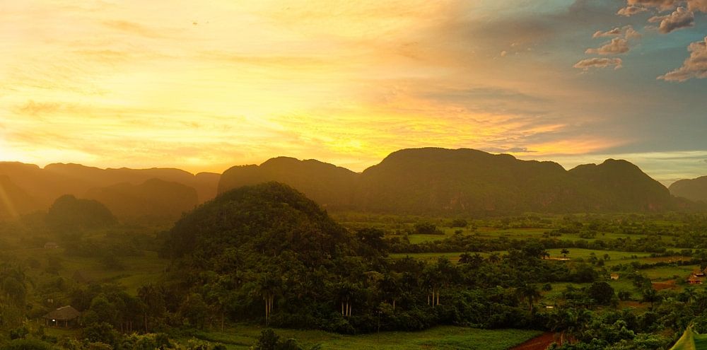 Uitzicht over een prachtig Cubaans landschap van Arjen Roos op canvas ...