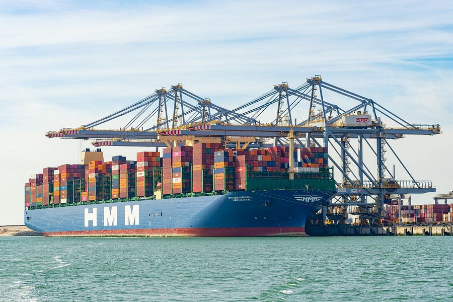 HMM containerschip onder de kranen in de haven van Rotterdam. van ...