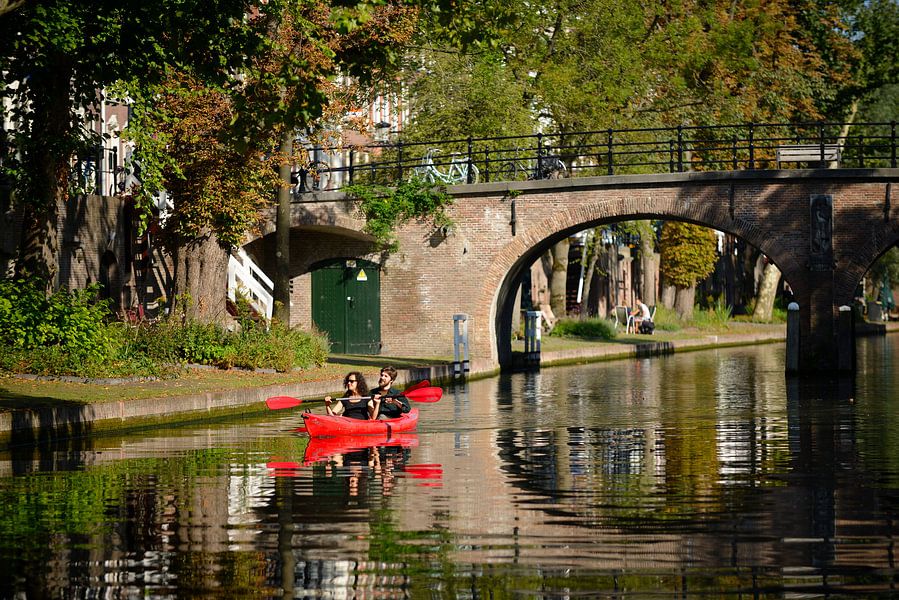 Kanoën op de Oudegracht in Utrecht ter hoogte van de Geertebrug van In ...