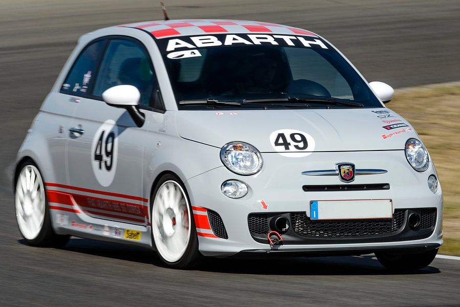 La voiture de course Fiat 500 Abarth sur circuit par l'artiste Sjoerd ...