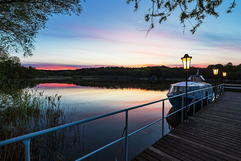 Steiger en boot bij zonsondergang aan het Nebelmeer in de lente in Lä ...