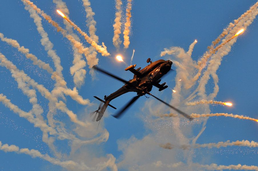 AH-64D Apache met flares (1) van Rogier Vermeulen op canvas, behang en meer
