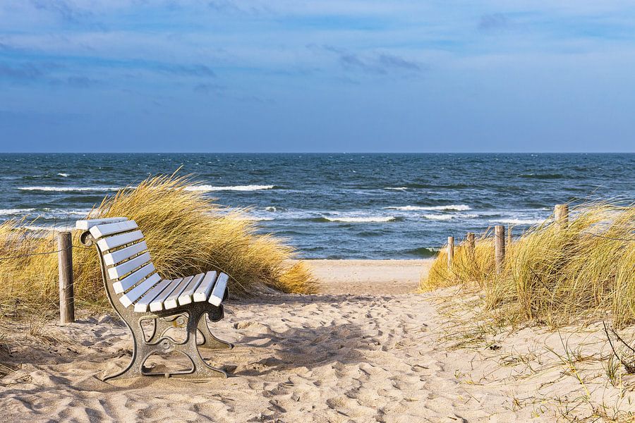 Strand met bankje aan de kust van de Oostzee in Graal Müritz van Rico ...