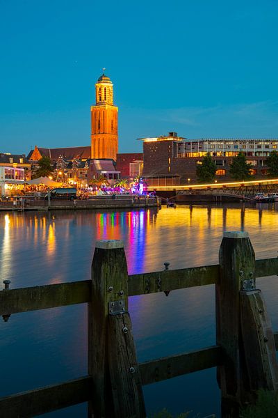 Zwolle tijdens een zomeravond met de Peperbus toren in de oude stad van ...