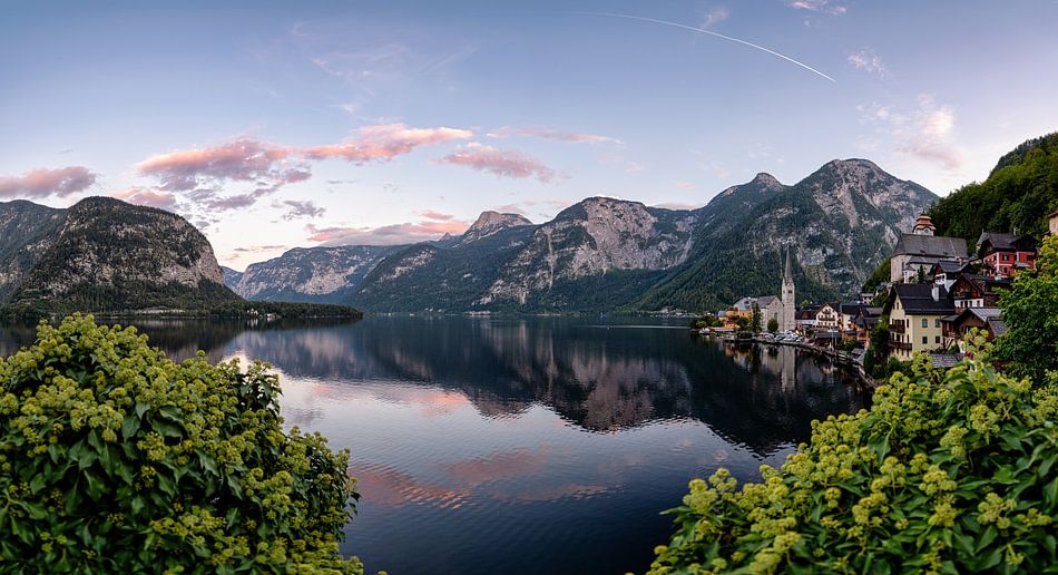 Hallstatt met zonsopkomst en reflectie van Michael Bollen op canvas ...