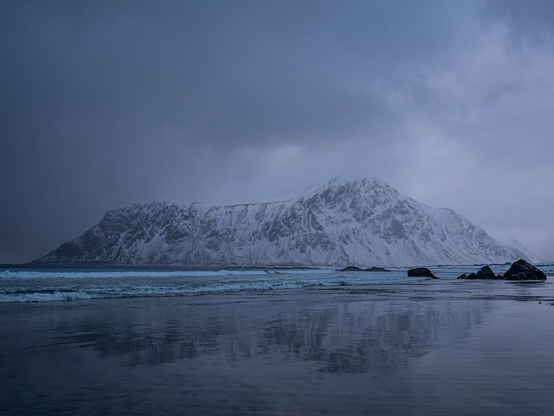 Reflectie op Skagsanden Strand, Lofoten van Patricia Holthof op canvas ...