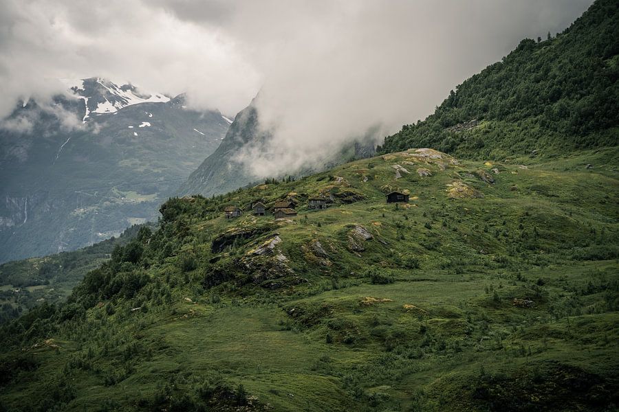 Verlaten dorp in Noorwegen | Geiranger Fjord van Sander Spreeuwenberg ...