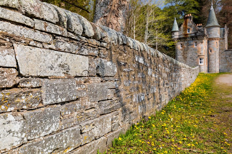 Kasteelmuur Blair Castle - Schotland van Remco Bosshard op canvas ...