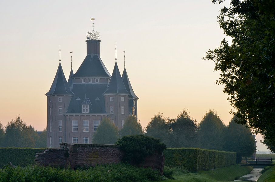 Kasteel Heemstede bij zonsopkomst, Houten, Nederland van Pierre ...