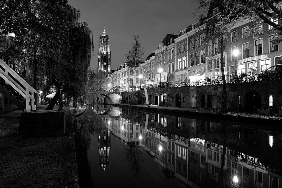 Oudegracht in Utrecht tussen Hamburgerbrug en Weesbrug met Domtoren, ZWART-WIT van Donker ...