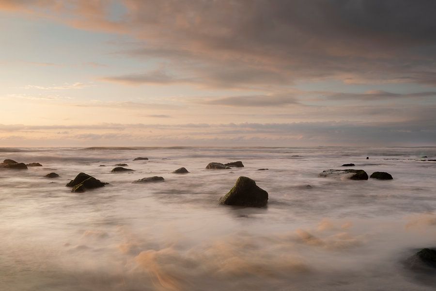 Rotsen in de zee van gaps photography op canvas, behang en meer