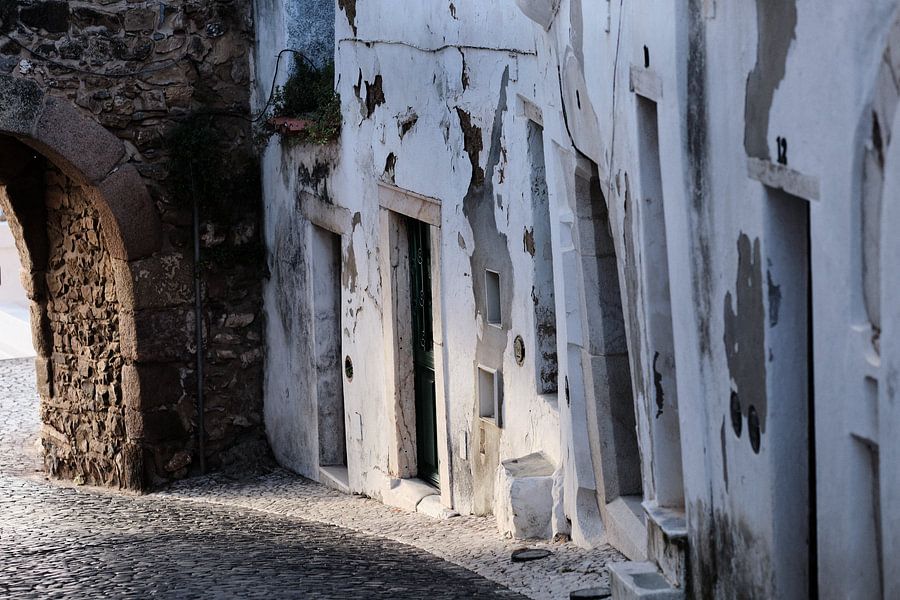Mooi steegje met poort in Estremoz van Karel Ham op canvas, behang en meer