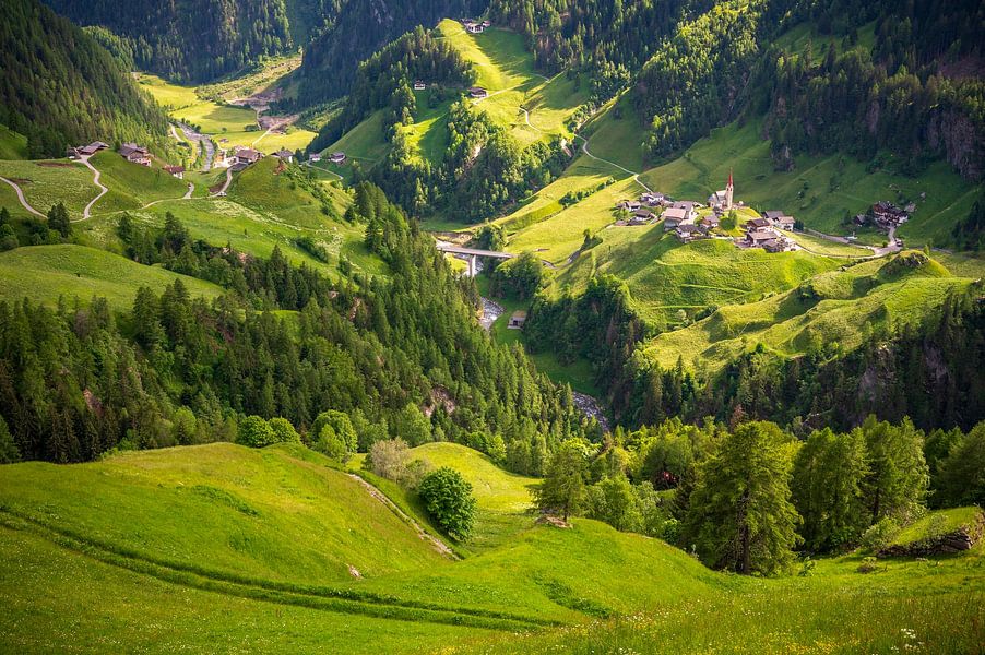 Zuid-Tirol Alpen landschap met een idyllisch dropje in Italië van ...