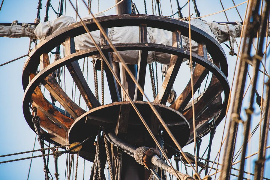 Kraaiennest in de mast van een oude zeilboot van Fotografiecor .nl op ...