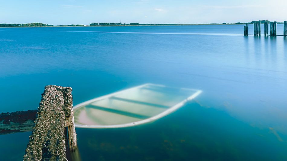 Gezonken boot in oude veerhaven in het landschap van Zeeland van ...