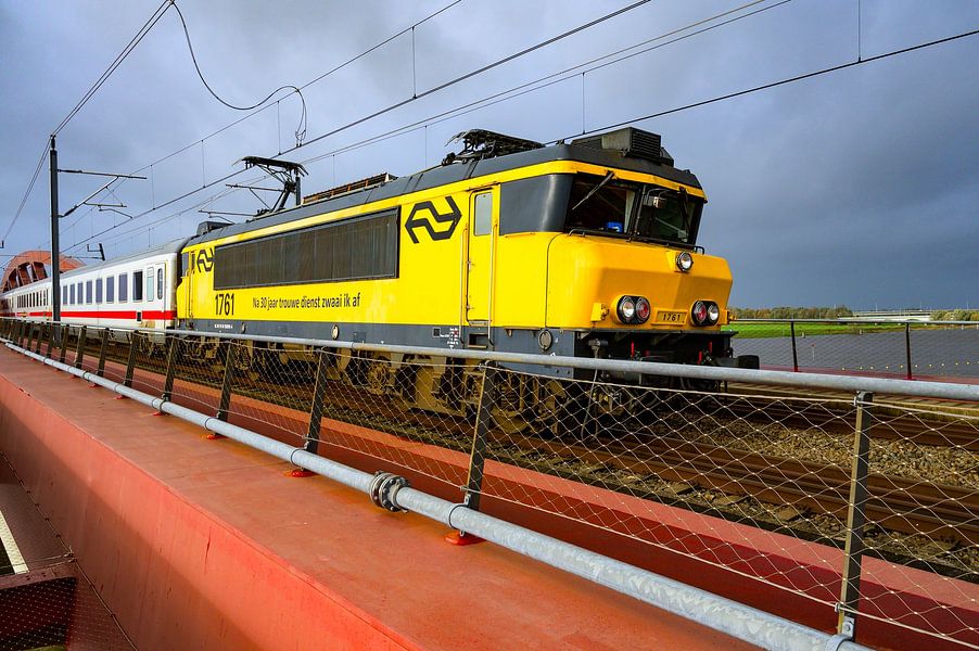 Locomotief NS serie 1700 van de NS rijdt over de Hanzeboog van Sjoerd ...