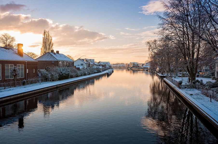 Winters vergezicht over de Rijn van Martijn van der Nat op canvas ...
