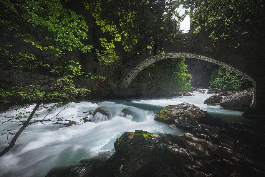 Brug over het ravijn van Pré Saint Didier. Valle d'Aosta. van Stefano ...