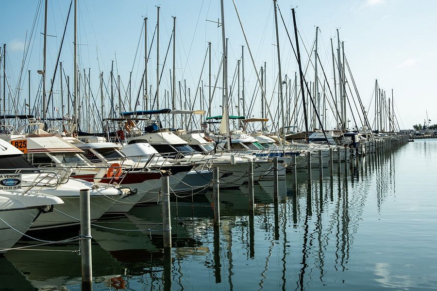 Zeilboten in de jachthaven van la Grande Motte Frankrijk van Dieter ...