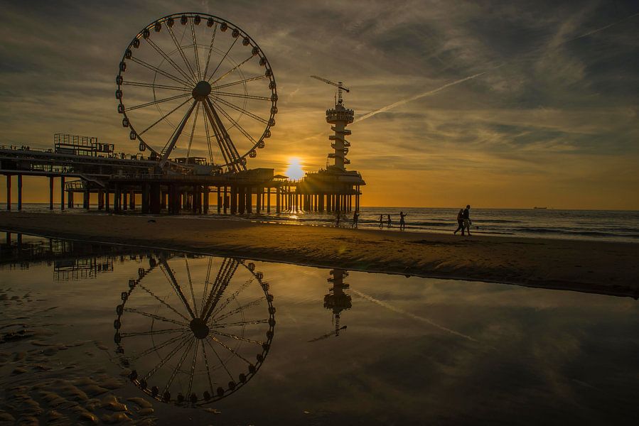 reflectie op het strand van Scheveningen van Renate Oskam op canvas ...