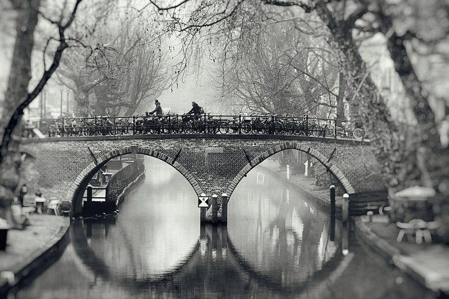 Straatfotografie in Utrecht. De Weesbrug over de Oudegracht in Utrecht ...