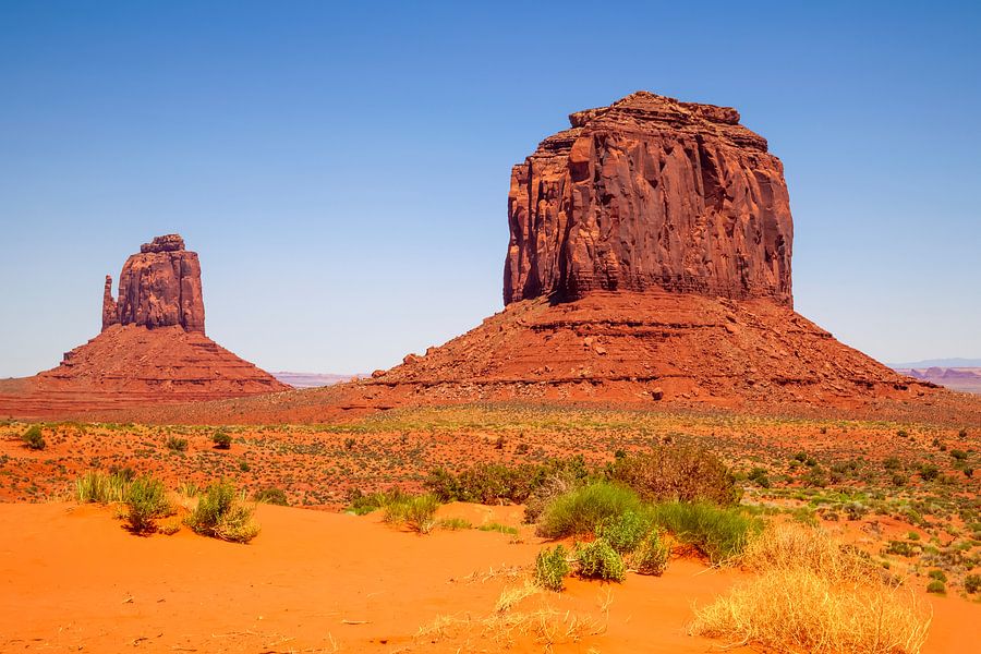 MONUMENT VALLEY East Mitten Butte & Merrick Butte van Melanie Viola op ...