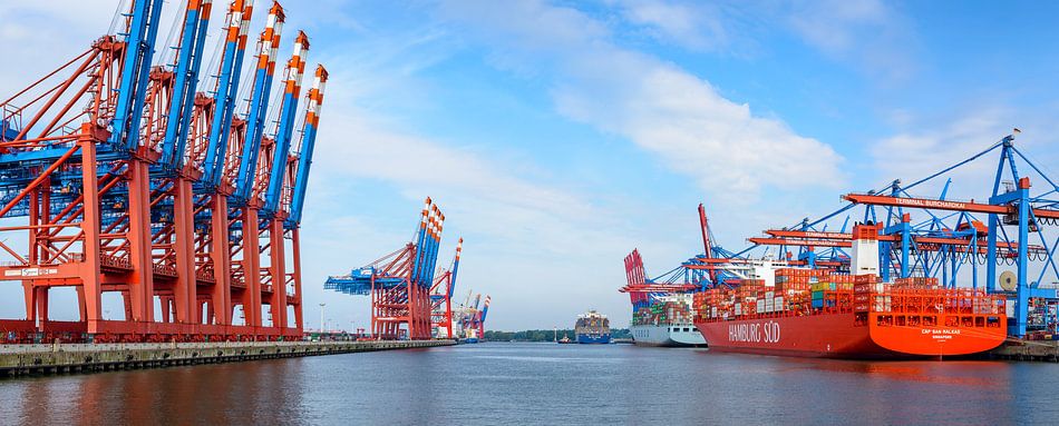Containerschepen met containers die bij de containerterminal in de ...