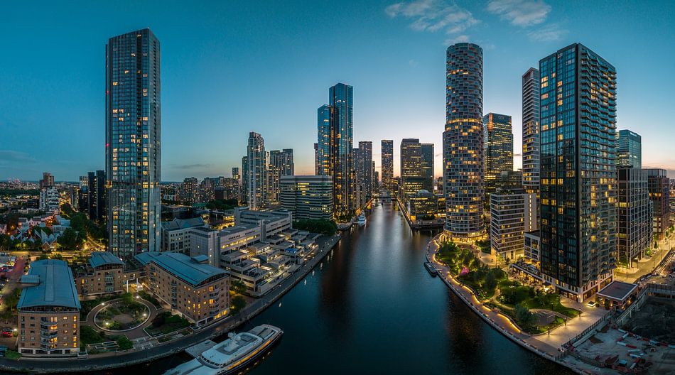 Londen Canary Wharf bij Blue Hour Panorama van Henrik Gudermann op ...
