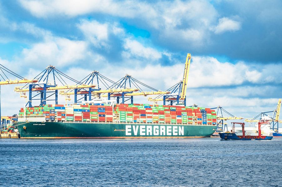 Containerschip Ever Golden van Evergreen Lines bij de containerterminal ...