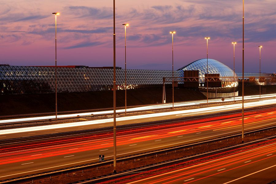 Lärmschutzwand mit Cockpit-Gebäude entlang der Autobahn A2 in Utrecht ...
