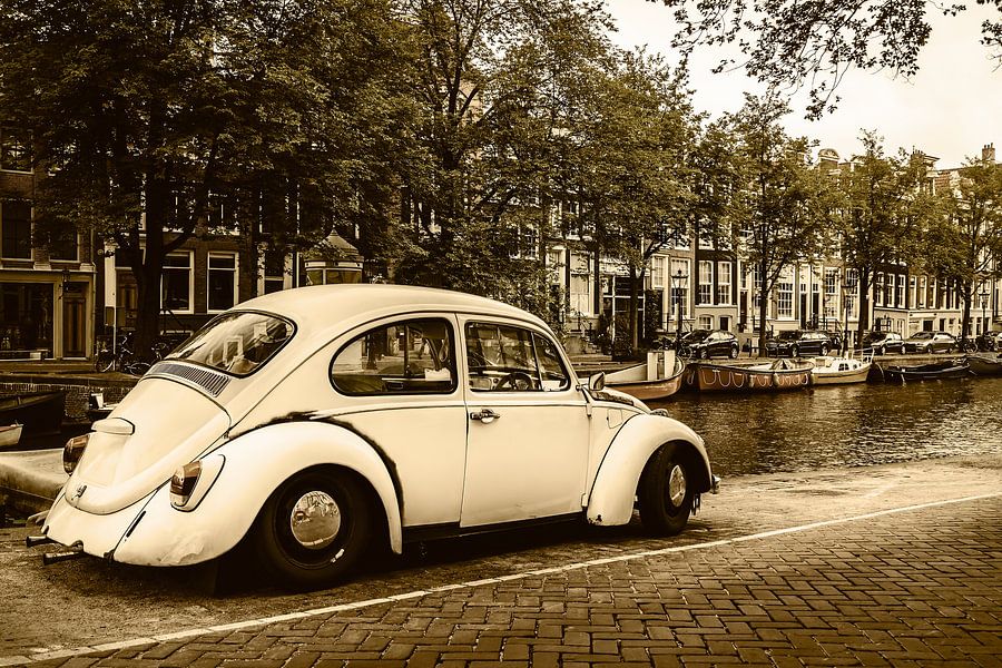 Oude Volkswagen Kever in Amsterdam van Martin Bergsma op canvas, behang ...