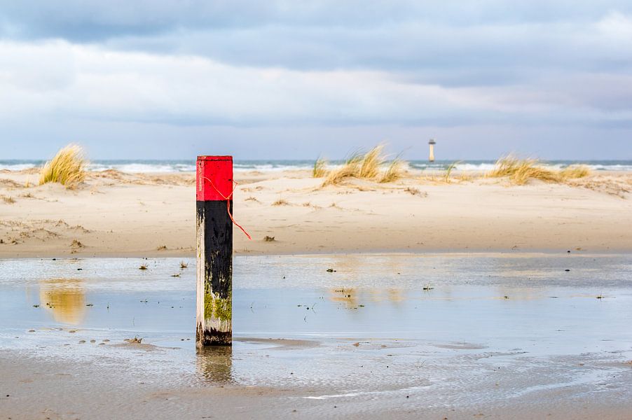Strandpaal op het strand van Hoorn (Terschelling) met een meetpaal op ...