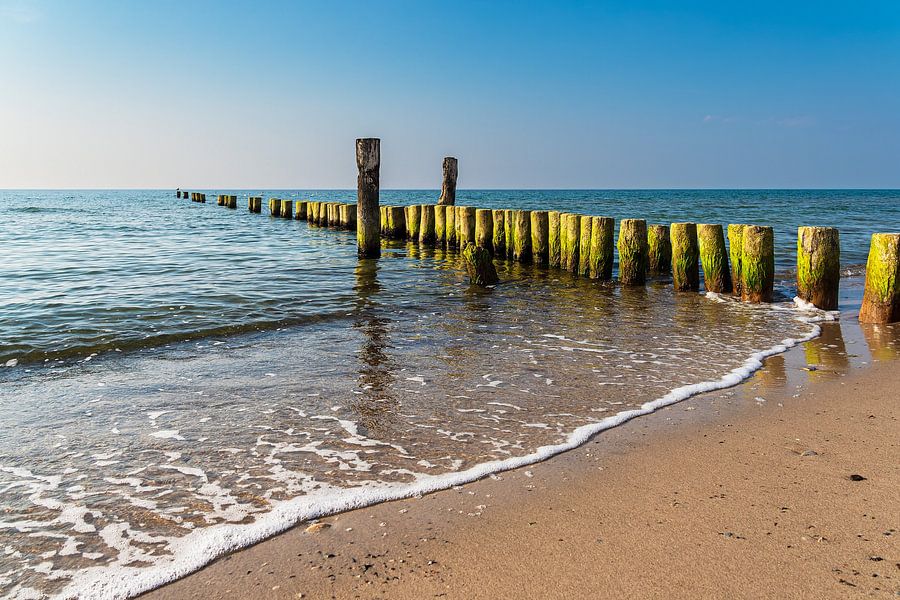 Kribben aan de kust van de Oostzee bij Graal Müritz van Rico Ködder op ...
