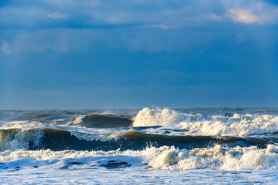 Golven op het strand van Texel in de Waddenzee van Sjoerd van der Wal ...