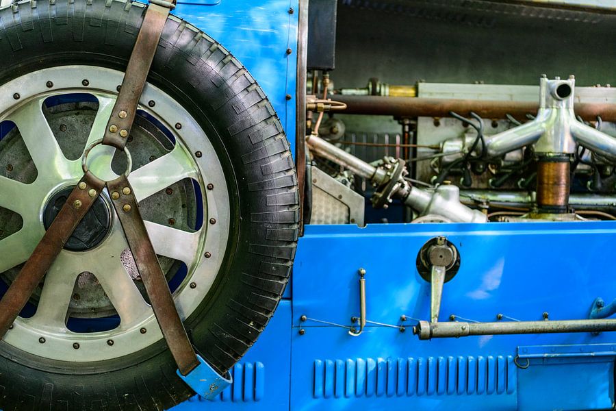 Bugatti Type 43 classic sports car of the 1920s spare wheel and engine ...