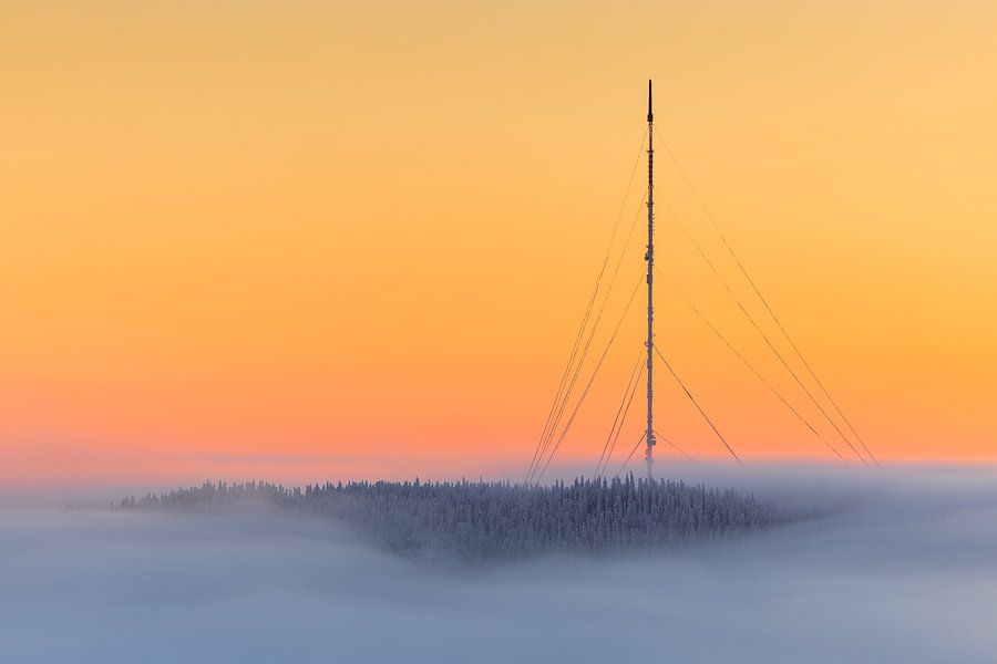 Televisietoren in de mist van Koli NP van Martijn Smeets op canvas ...