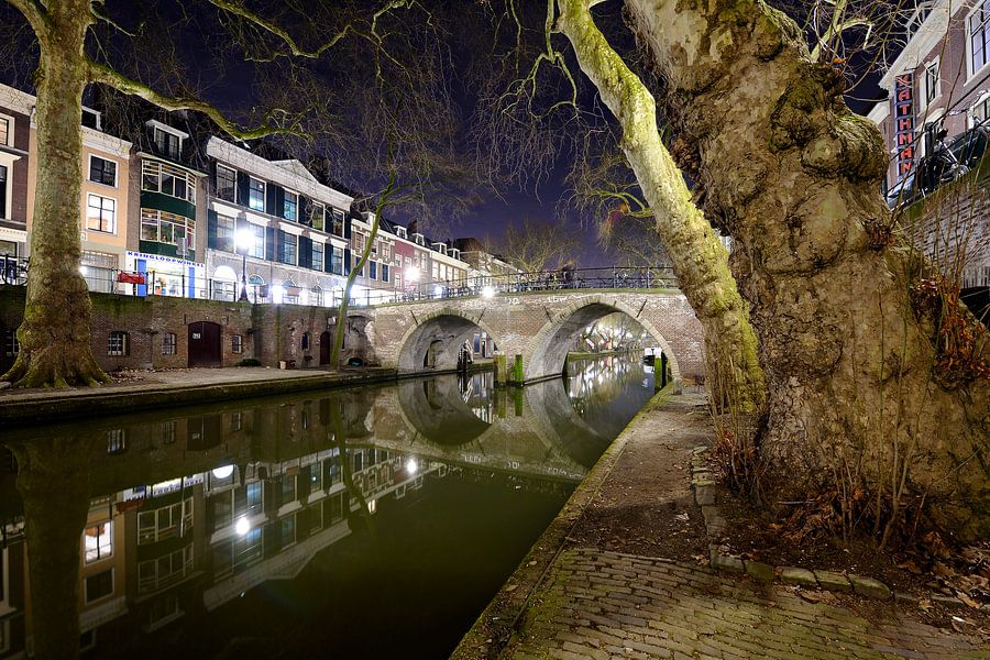 De Oudegracht met de Weesbrug in Utrecht van Donker Utrecht op canvas, behang en meer