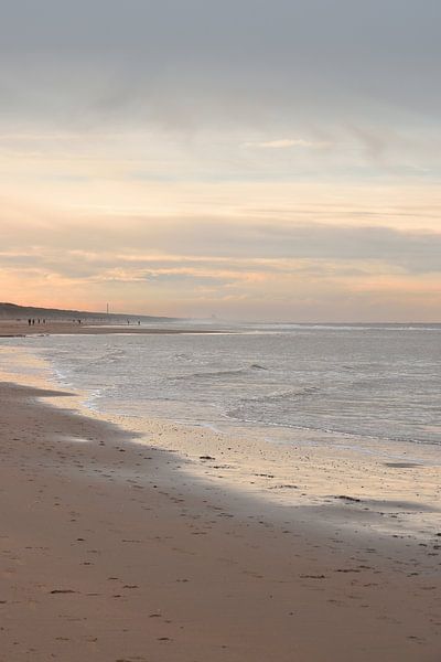 Strand bij Zandvoort in zachte pastel oranje en beige kleuren ...
