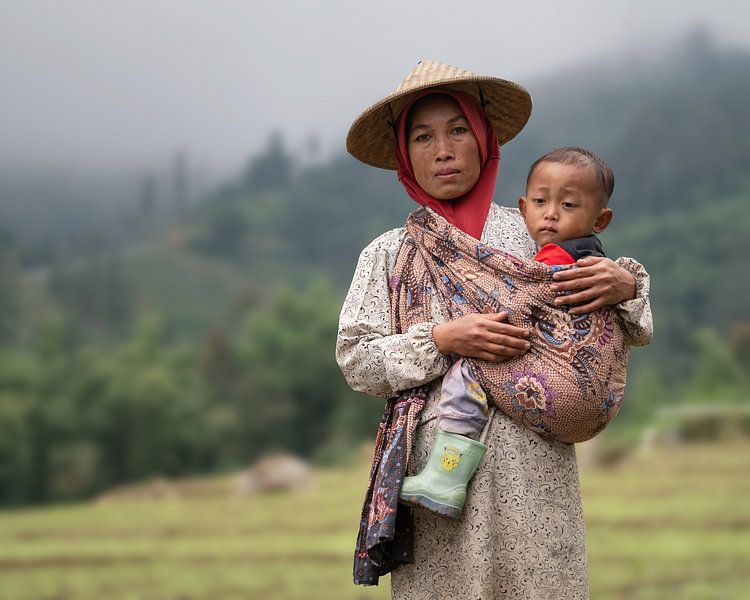 Een Javaanse vrouw met haar kind van Anges van der Logt op canvas ...