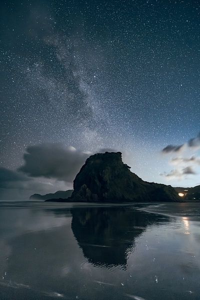 Piha Beach onder de sterren / Melkweg, Nieuw-Zeeland van Mark Wijsman ...