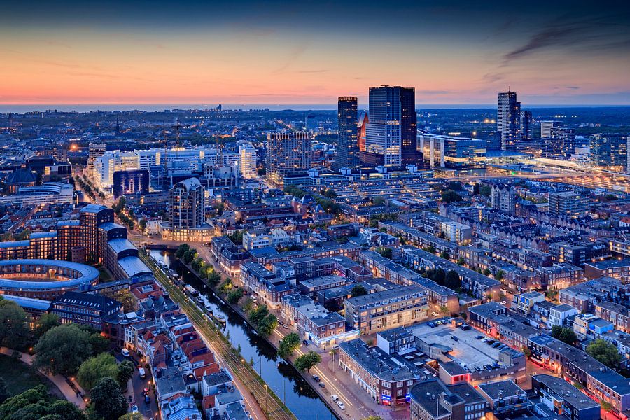 skyline van Den Haag kort na zonsondergang van gaps photography op ...
