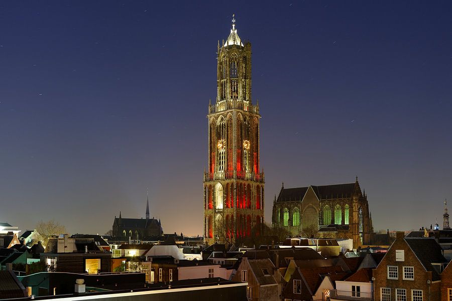 Stadsgezicht van Utrecht met roodwitte Domtoren, foto 5 van Donker ...
