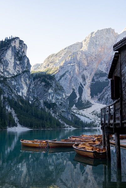 Lago di Braies met houten bootjes van Ellis Kamp op canvas, behang en meer