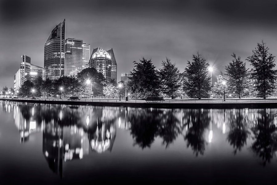 Den Haag in Zwart/Wit van Sander Meertins op canvas, behang en meer