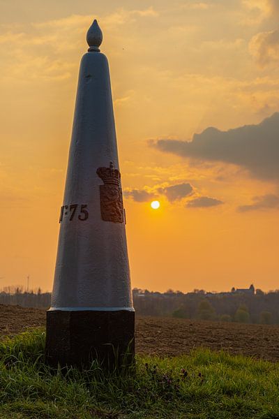 Grenspaal tussen Nederland en België in de weilanden bij Maastricht ...