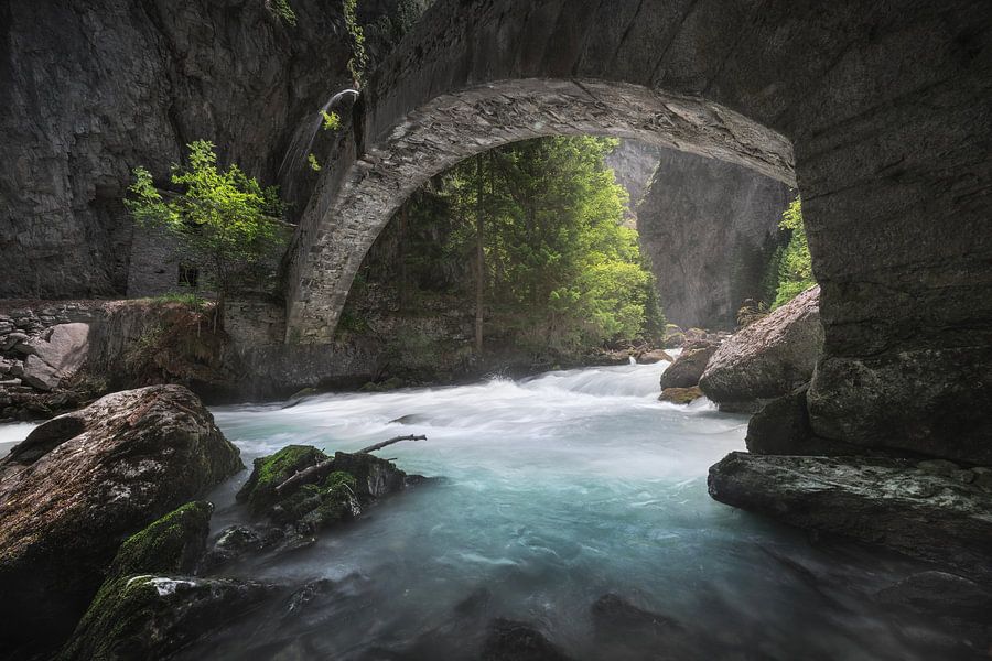 Brug over de beek in het ravijn. Valle d'Aosta, Italië van Stefano ...
