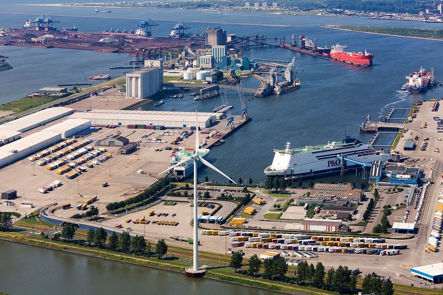Luchtfoto P&O Ferries Rotterdam van Anton de Zeeuw op canvas, behang en ...