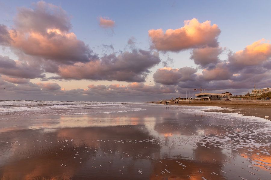 Reflectie op het strand van Yanuschka Fotografie | Noordwijk op canvas ...