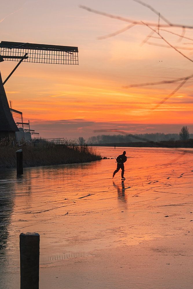 Schaatser op het ijs bij de Molens van Kinderdijk van Maja Mars op canvas, behang en meer