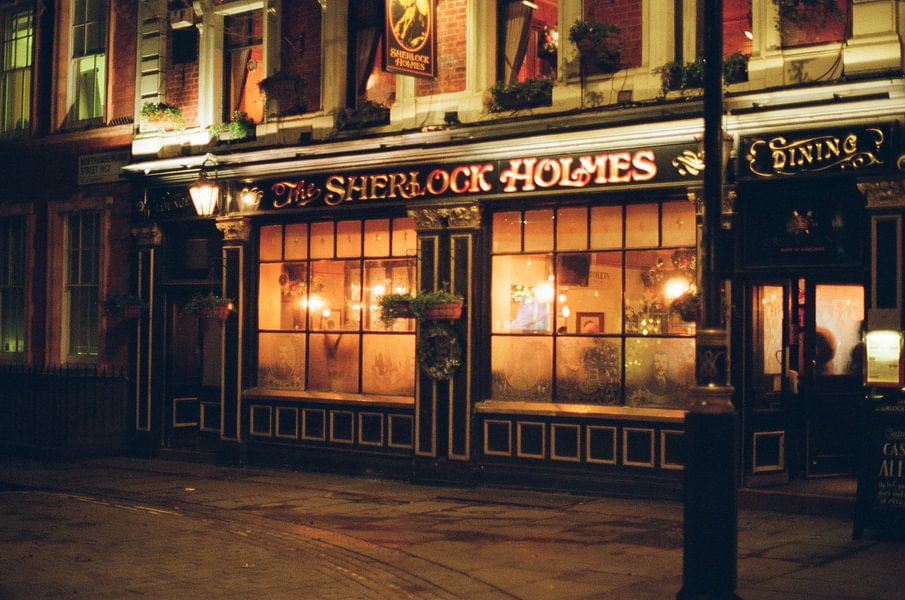 Sherlock Holmes pub in London van Yne Persyn op canvas, behang en meer
